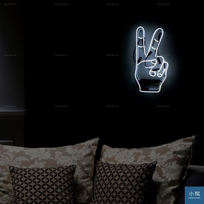 Oliver Gal，PEACE標誌霓虹燈 ｜ Courcasa 小院